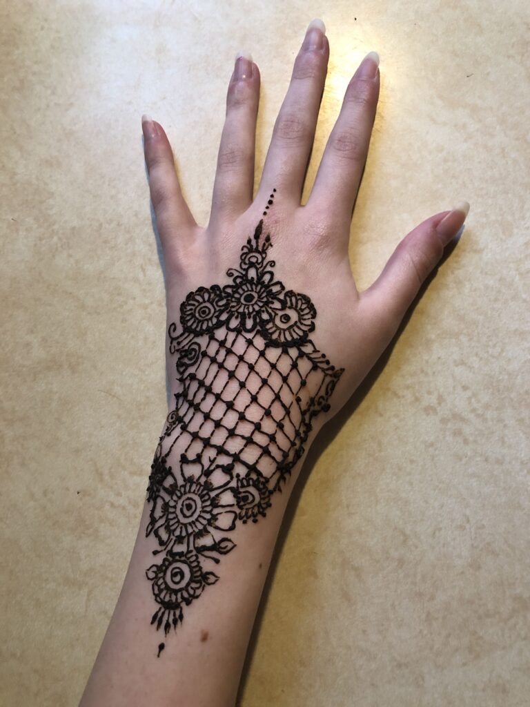31 HENNA DESIGNS FOR HANDS TO INSPIRE YOUR OWN – BeautyPg